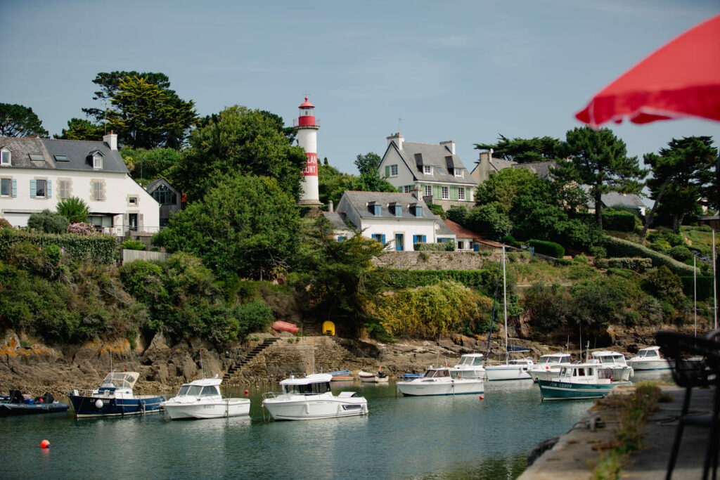 Le port de Doëlan : balade entre phares et mer en Bretagne